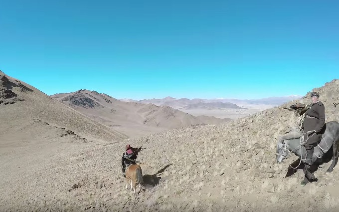 Watch A Badass Mongolian Eagle Hunt And Take Down A Fox While Wearing A ...