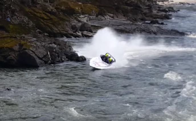 Speed Boat Hits Rocks, Loses Control, Flips Over, Everyone Watching ...