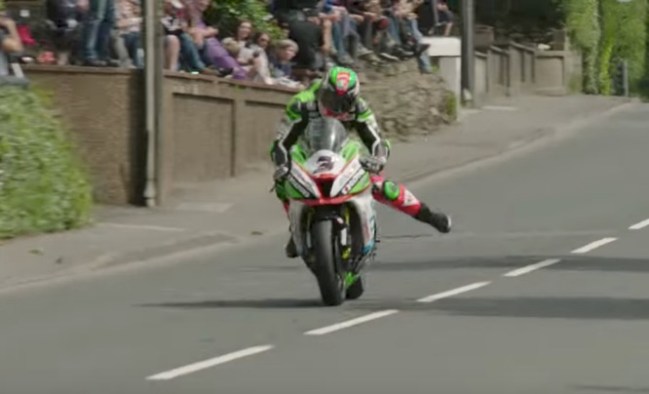 Isle Of Man TT Motorcyclists Narrowly Avoids 150 MPH Crash