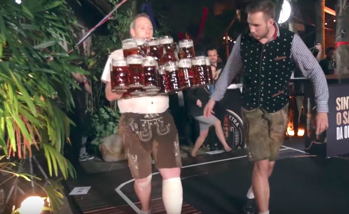 Man Sets World Record By Carrying 26 Full Beer Steins (At Once) During ...