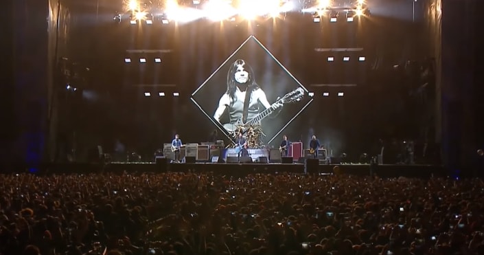 Dave Grohl Pens Tribute To Malcolm Young, Foo Fighters And Guns N ...