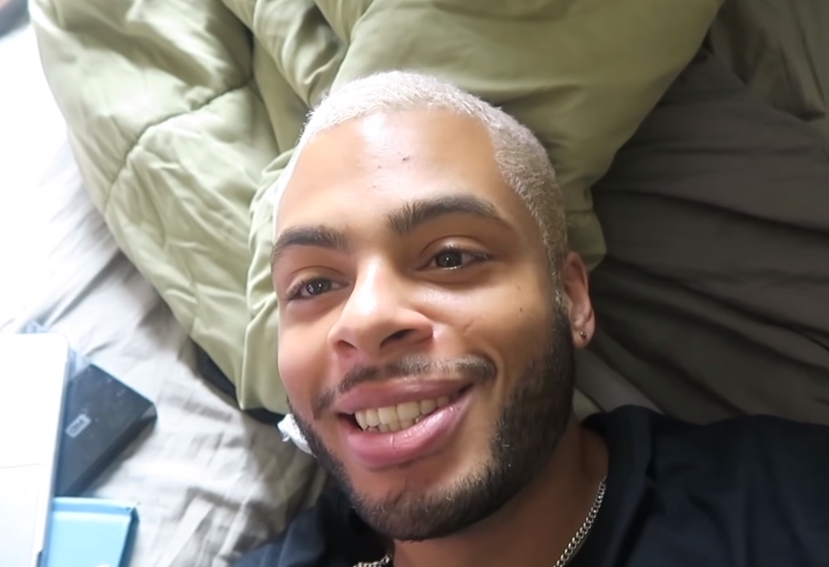 25-Year-Old Live-Streamer Makes $4,000 A Month By Asking Followers For ...