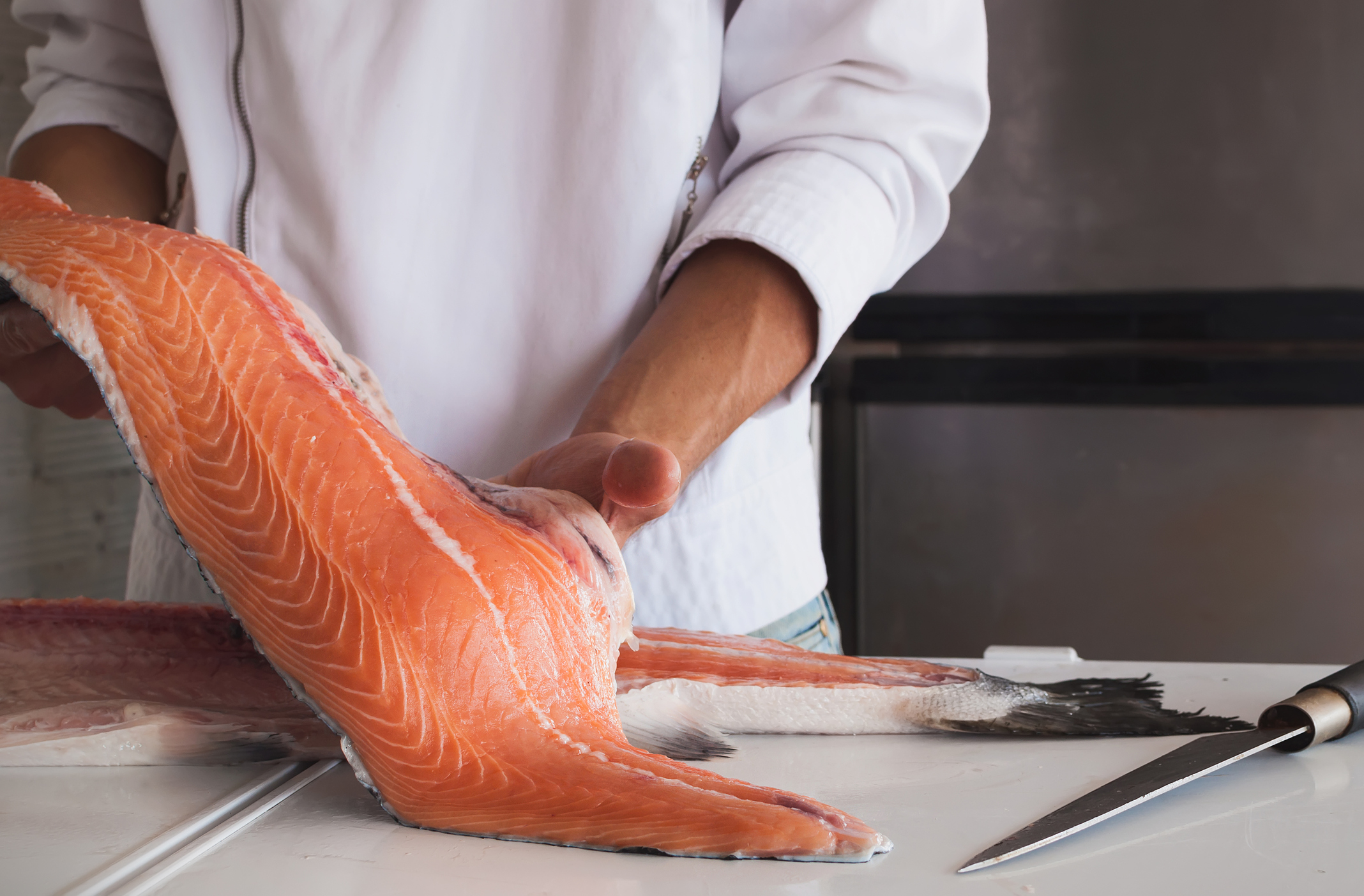 Alaskan Fisherman Shows How To Properly Fillet A Salmon, A Skill Every ...