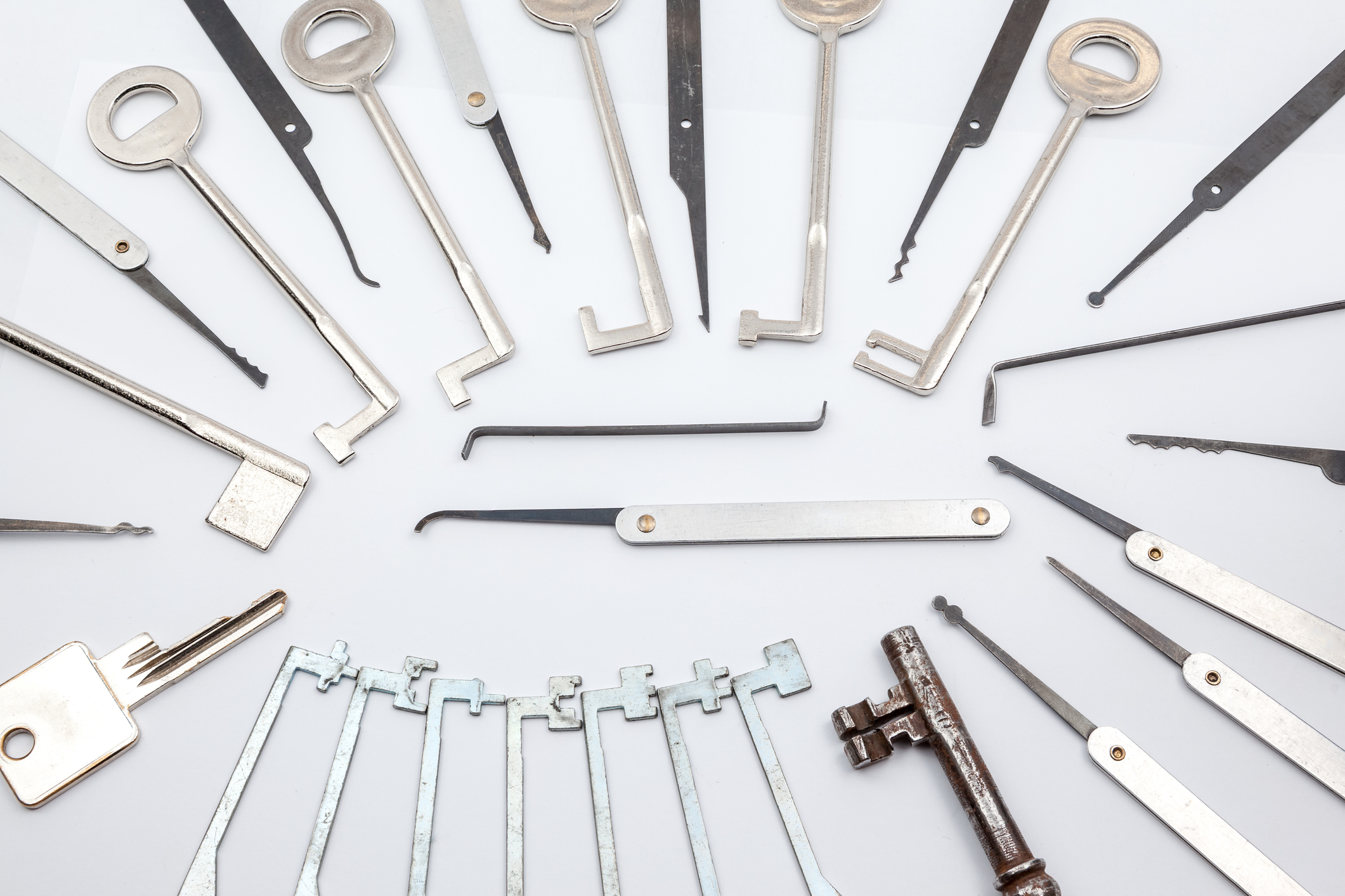 An Expert Quickly Picks A Lock 24 Times With 24 Different Tools To Show ...