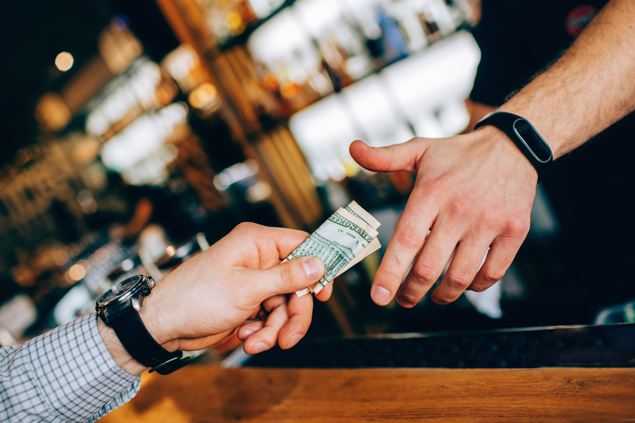 Here's The Proper Way To Tip Your Bartender Without Coming Off As A ...