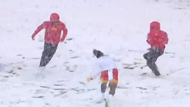 The Chiefs Warmed Up By Having A Snowball Fight Before Game Vs Broncos ...