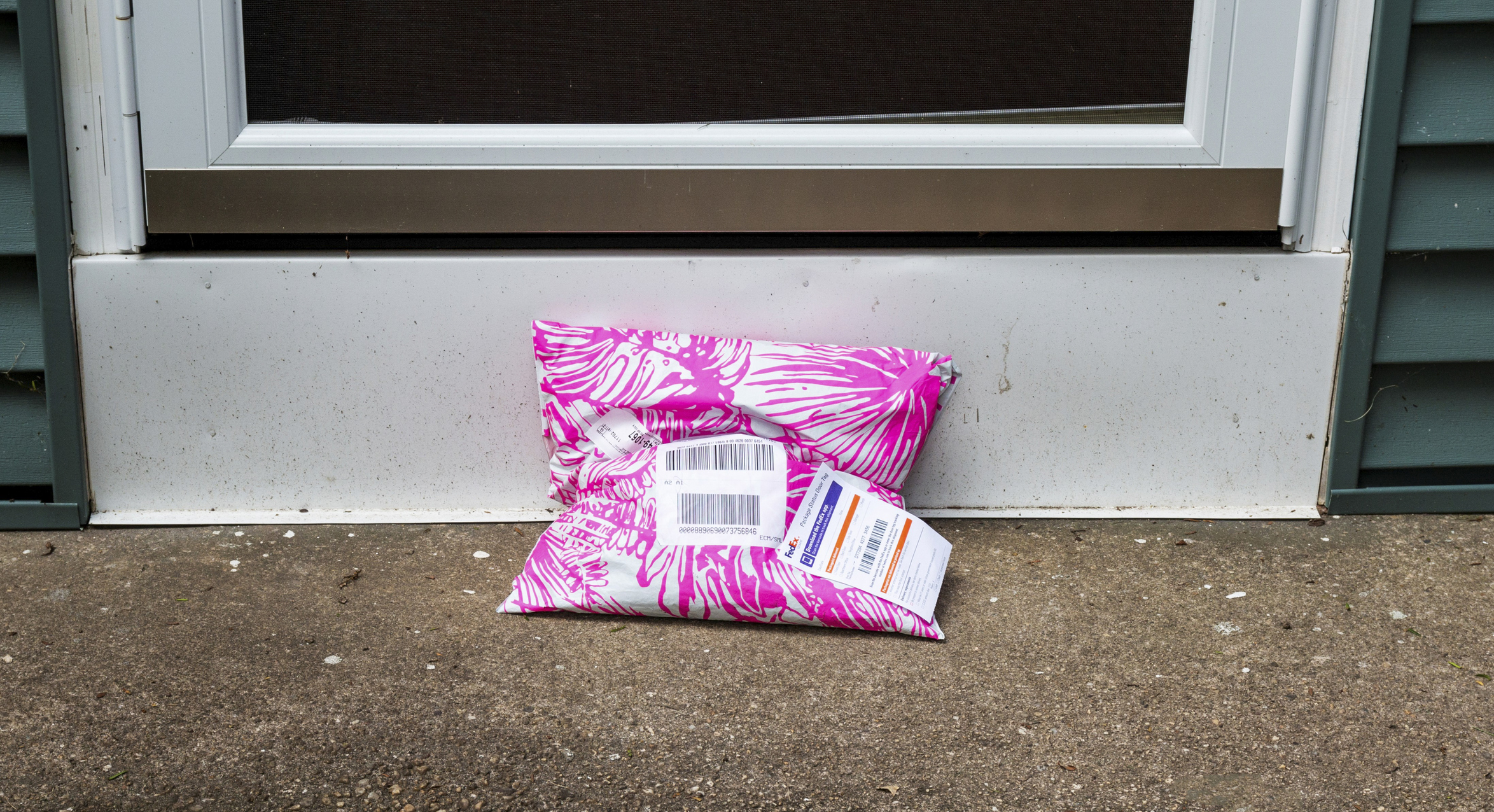 Man Creates Ingenious 'Glitter Bomb Trap 2.0' To Destroy Thieves ...