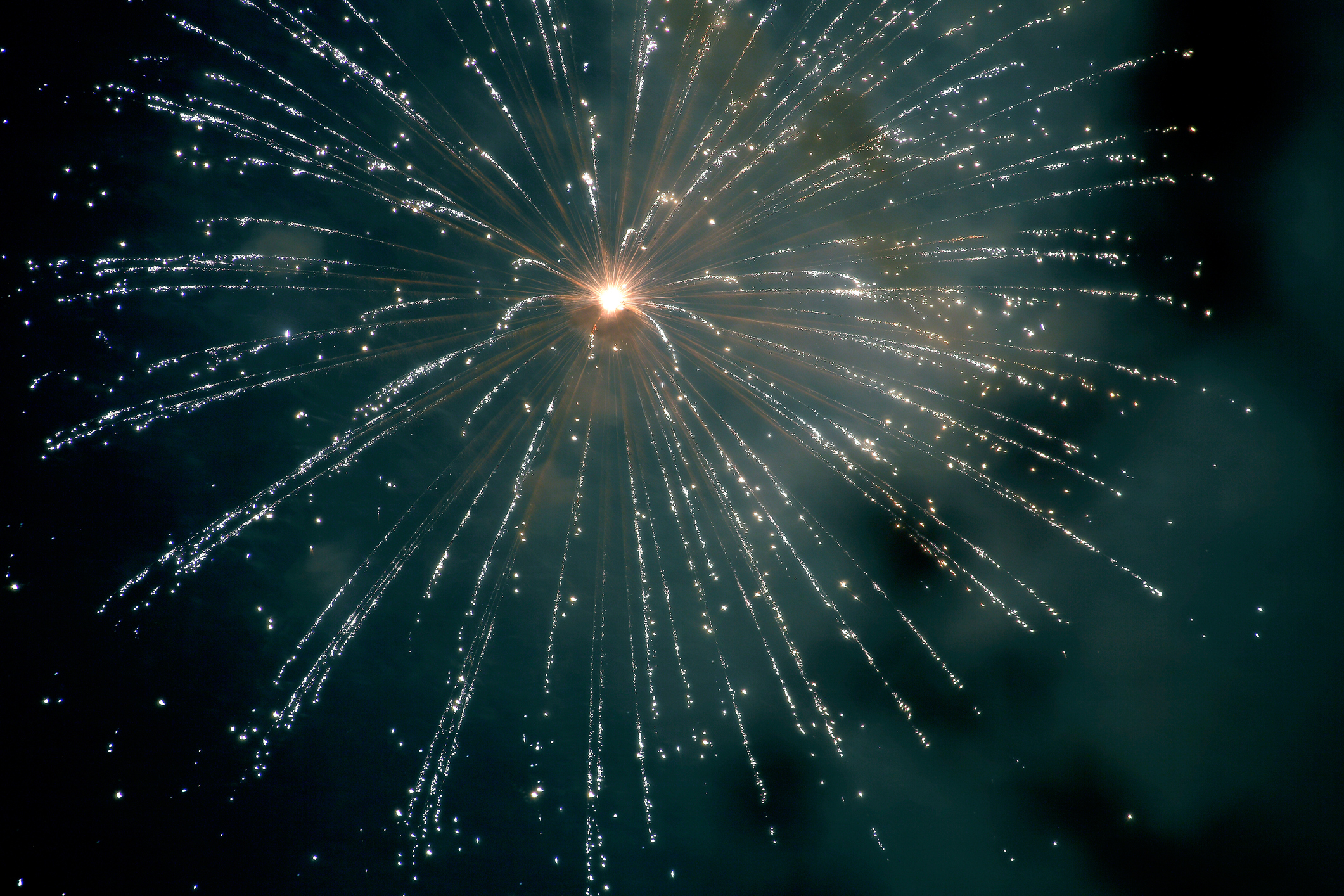 Feast Your Eyes On The Largest Single Firework Ever: A 2,797-Pounder ...