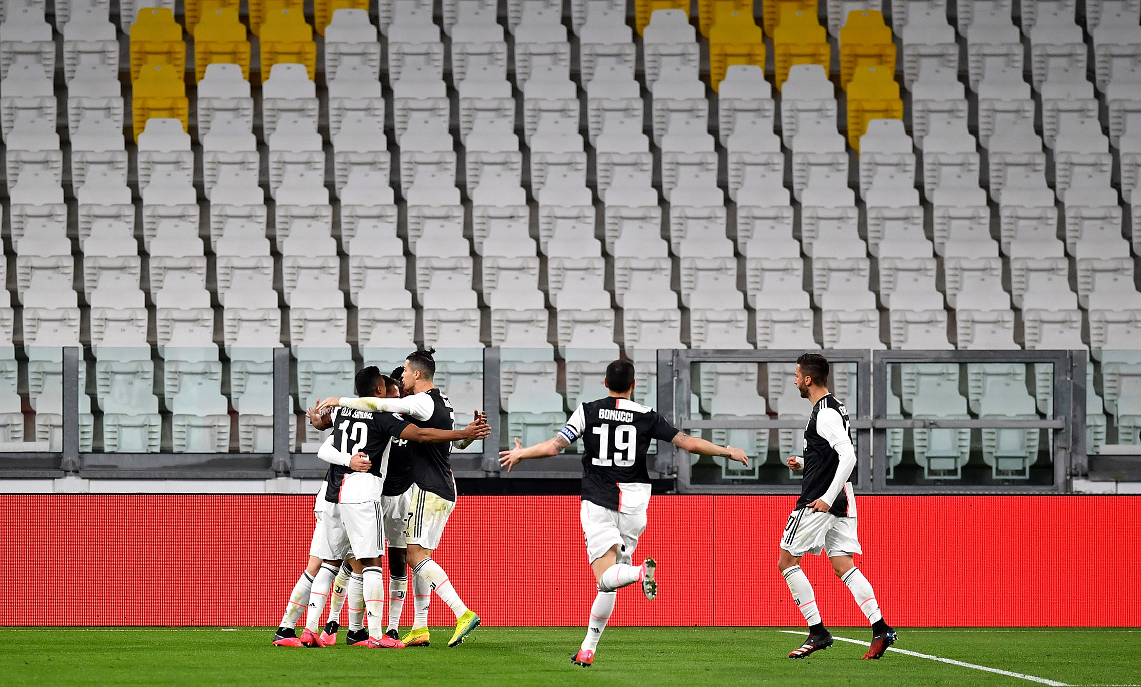 Cristiano Ronaldo Gives Imaginary Fans High-Fives, Plays Game In Eerie ...