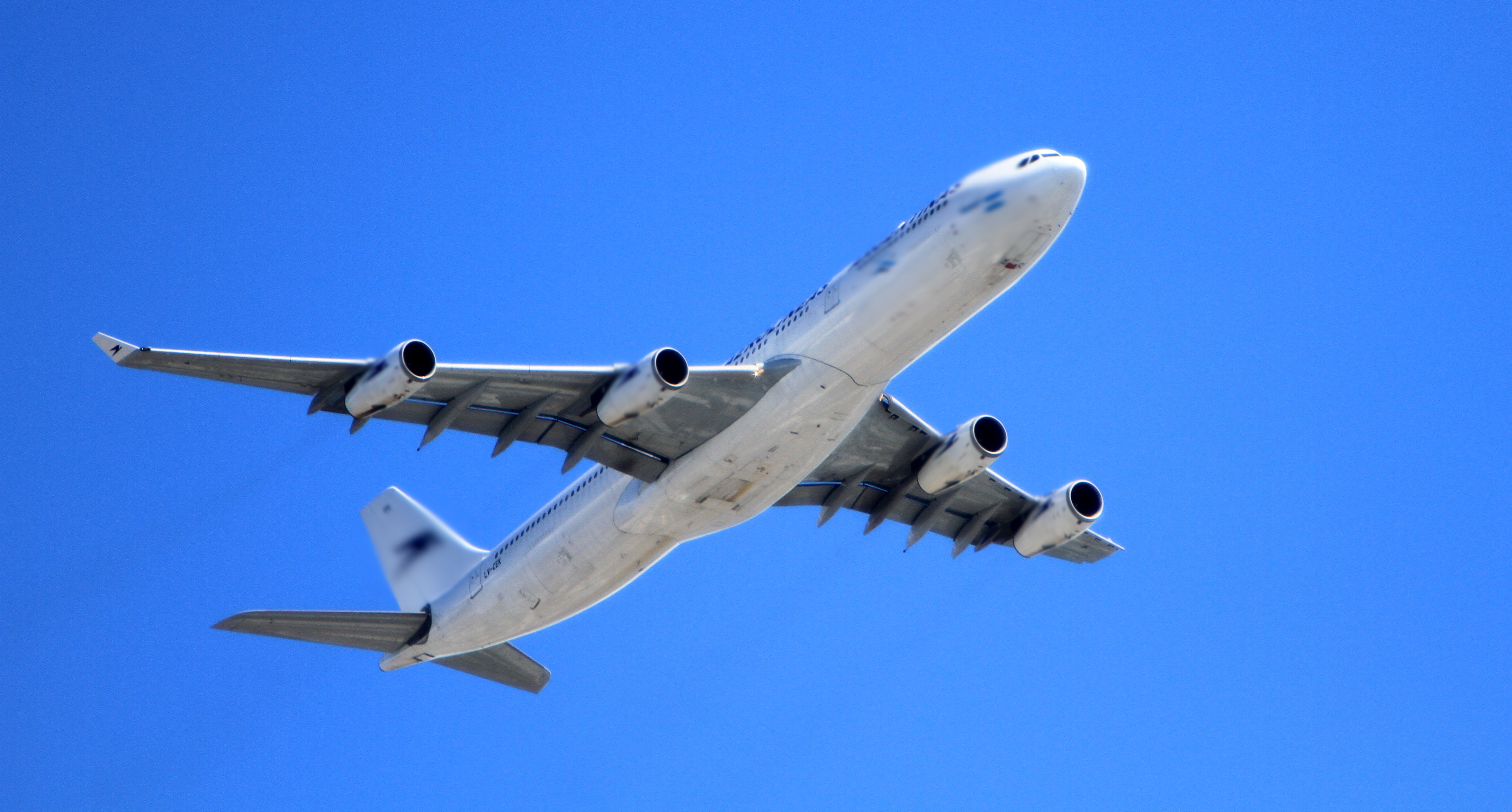Plane Caught On Video Hovering Motionless In Mid-Air Leads To Alien ...