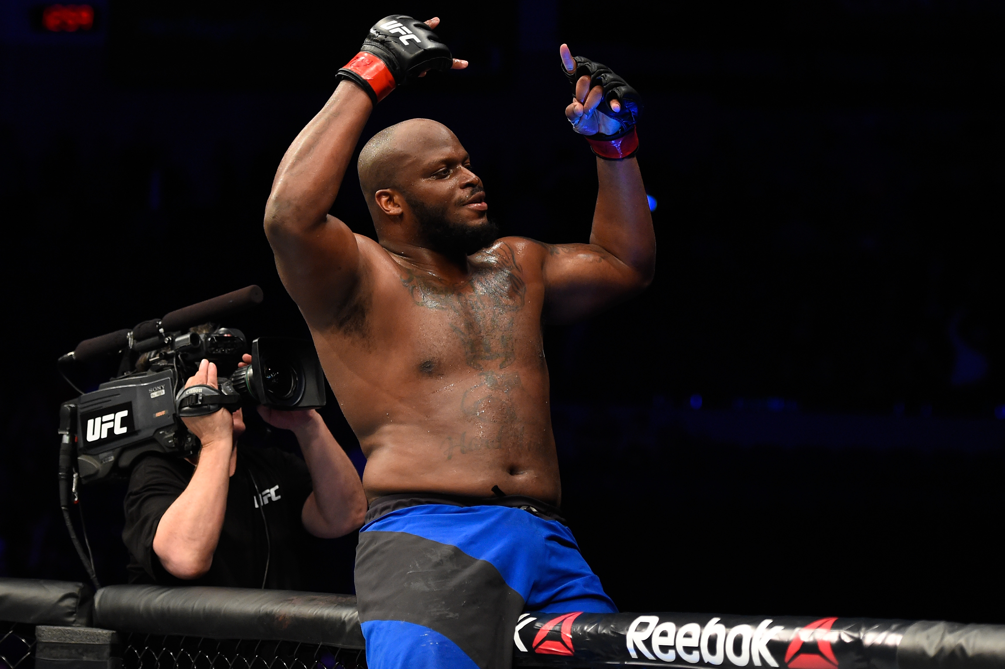 UFC's Derrick Lewis Knocks Out Aleksei Oleinik, Tells Interviewer 'I ...