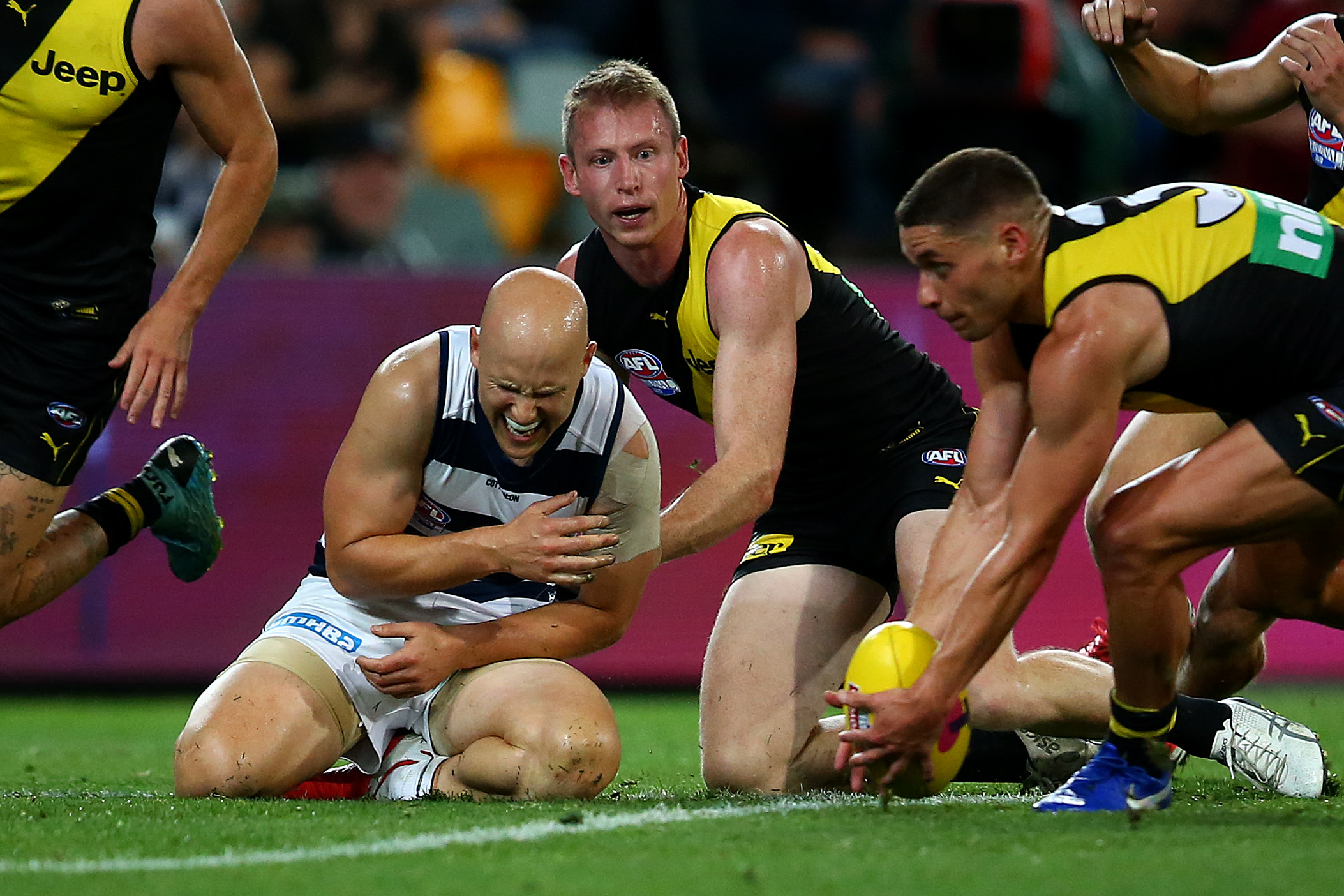 AFL Player Breaks His Shoulder In Opening Minutes Of AFL Grand Final On ...