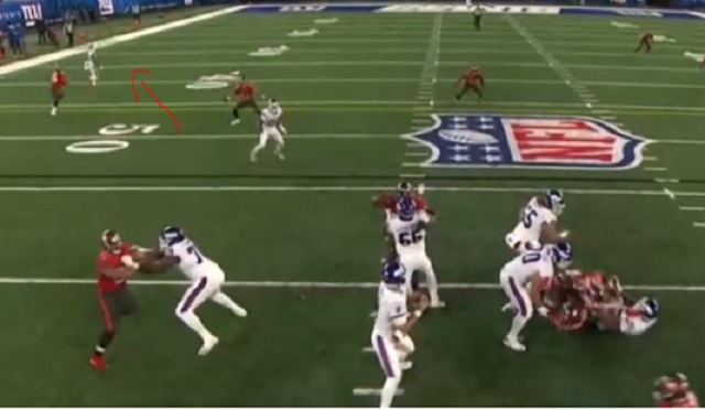 Daniel Jones Misses Wide Open Receiver For A TD And Throws A Terrible ...
