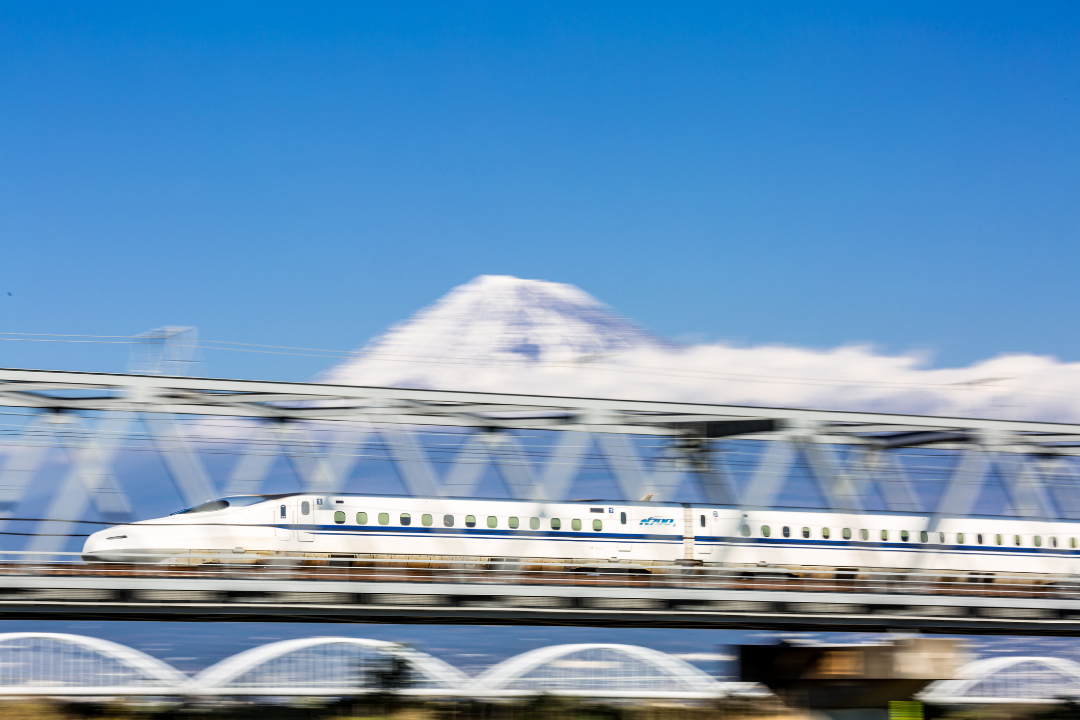 Japanese Super Train Obliterates Snow At 200 MPH - BroBible