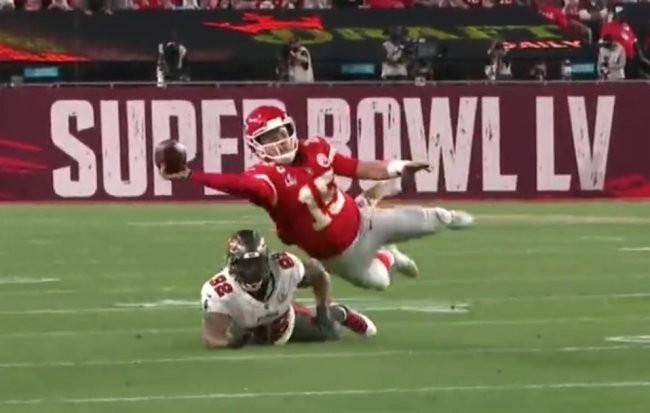 Limping Patrick Mahomes Makes Absolutely Insane Diving Throw During ...