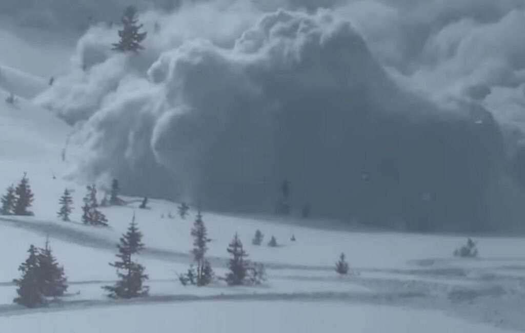 Utah Snowmobilers Share Unbelievable Video Of Massive Avalanche ...
