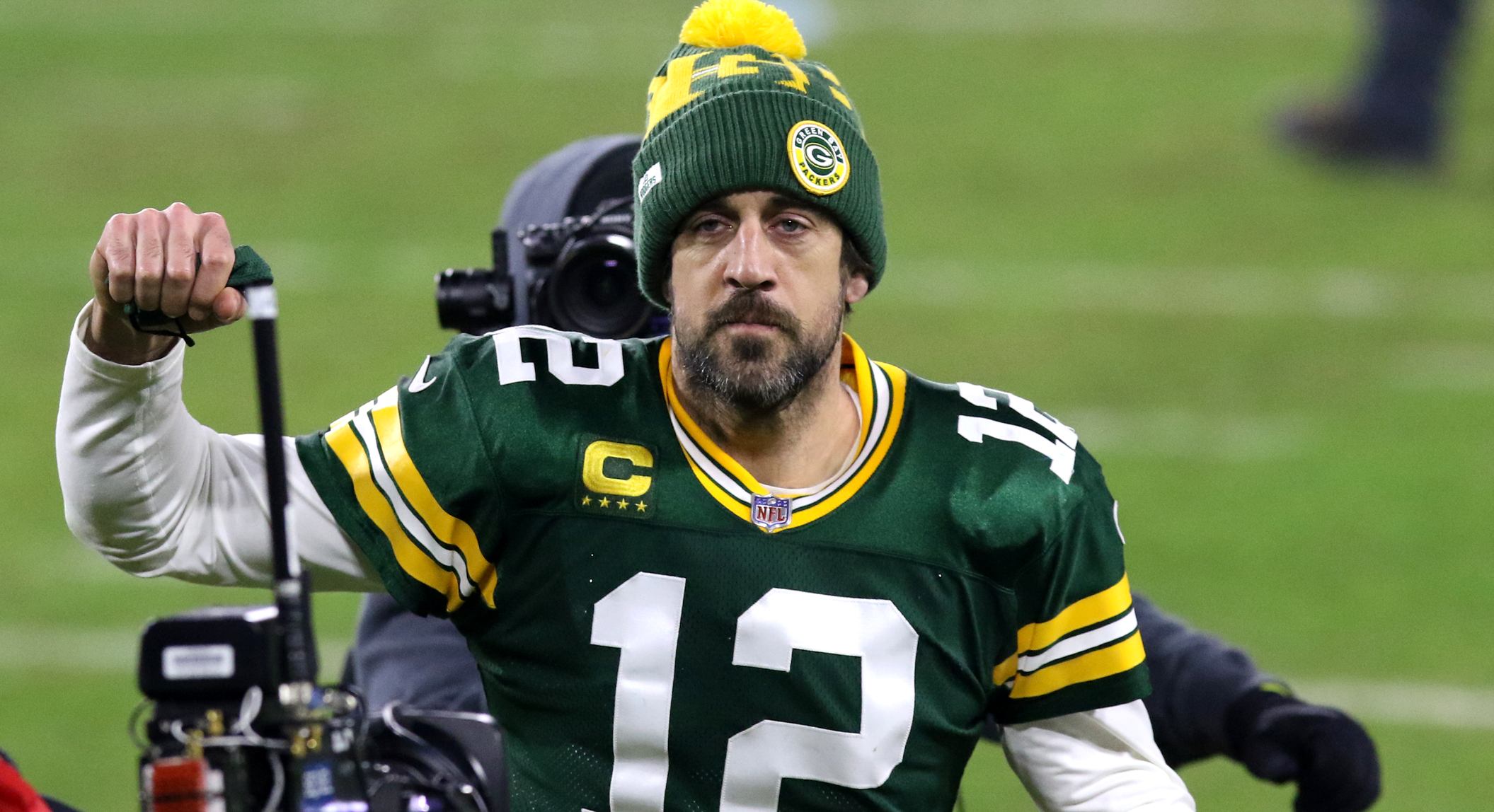 Aaron Rodgers In Hawaii Singing, Dancing Shailene Woodley, Miles Teller