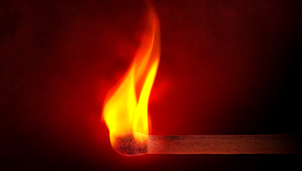 Woman Lights House On Fire, With Someone In It, Grabs Lawn Chair And ...
