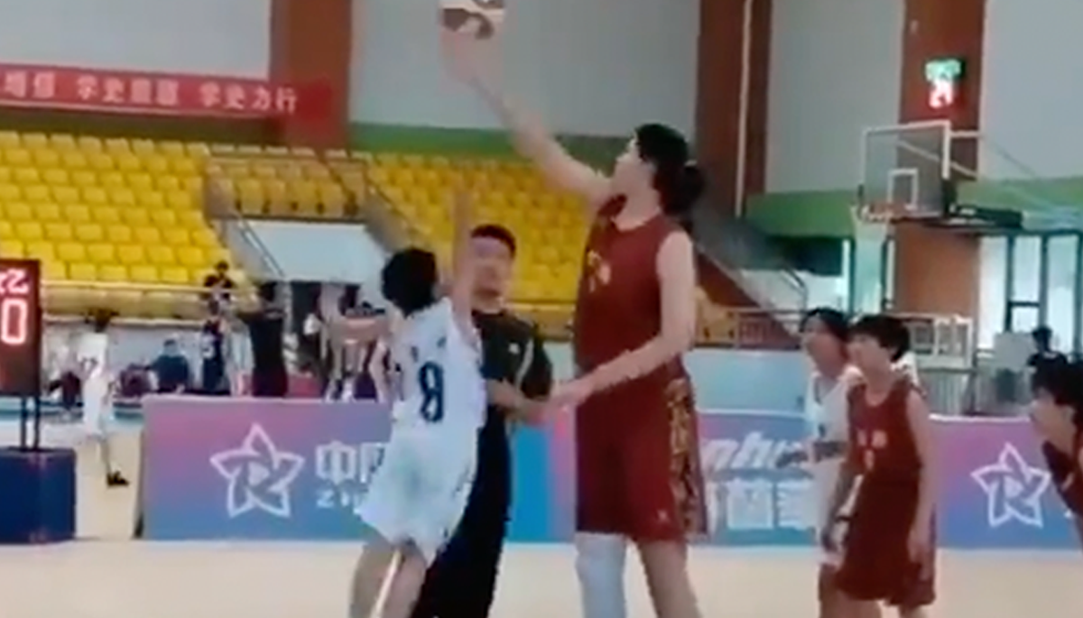 China Is Home To A 7'4" 14-Year-Old Basketball Player Named Zhang Ziyu