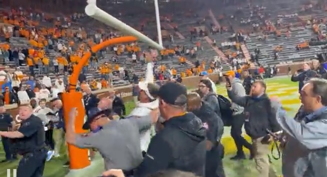 Lane Kiffin Impressively Uses One Hand To Catch Water Bottle Thrown At ...