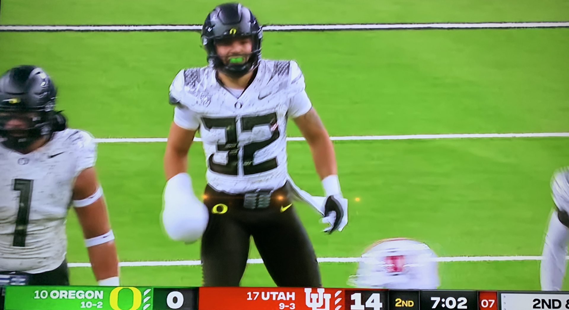 Oregon's Jordan Happle Wore A Massive Club Cast On His Injured Hand