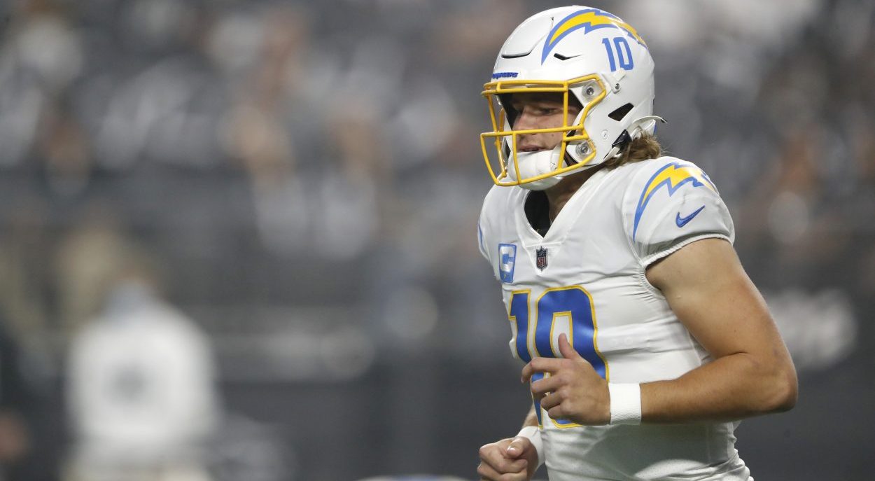 Justin Herbert Is Throwing Down Huge Dunks On Kids During Offseason