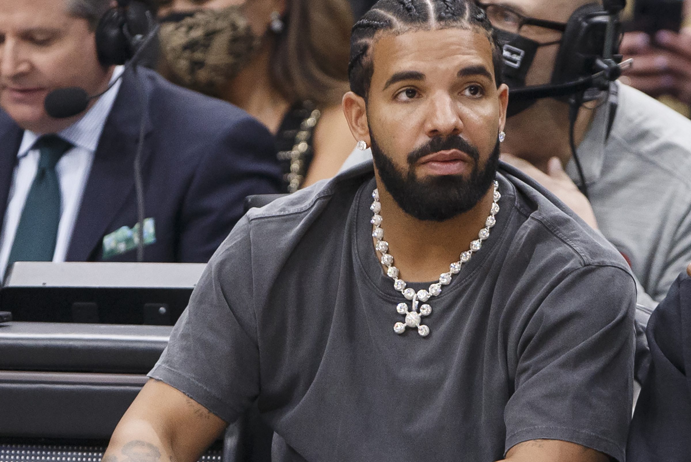 Drake Was Spotted Wearing A New Diamond Necklace Worth $1.9 Million