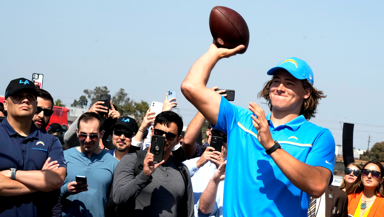 NFL Fans React To Justin Herbert Packing On Muscle, Up To 245 Pounds