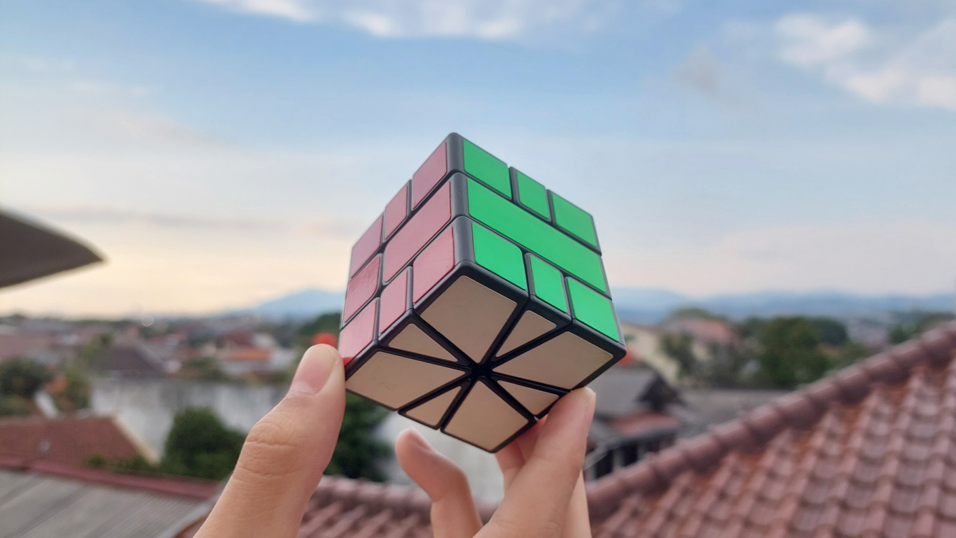 Guy Solves Three Rubik's Cubes While Juggling For New World Record