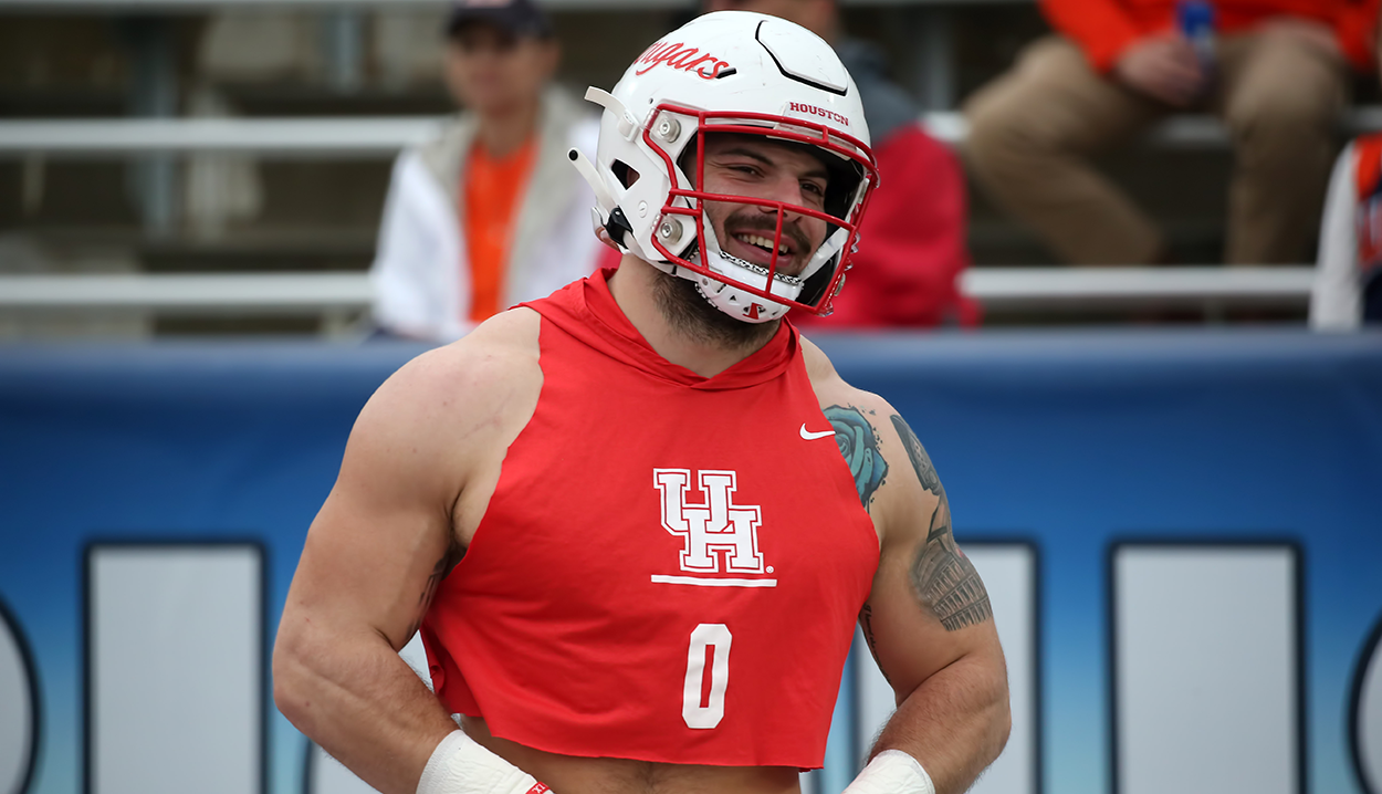 Houston's Fullback Lifting 425lbs While His Teammates Go Wild Is A Rush