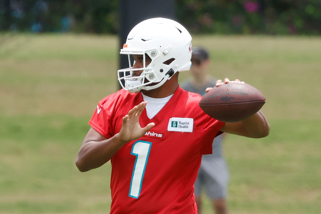 Video Of Tua Tagovailoa Throwing One Of The Worst Deep Passes You'll ...