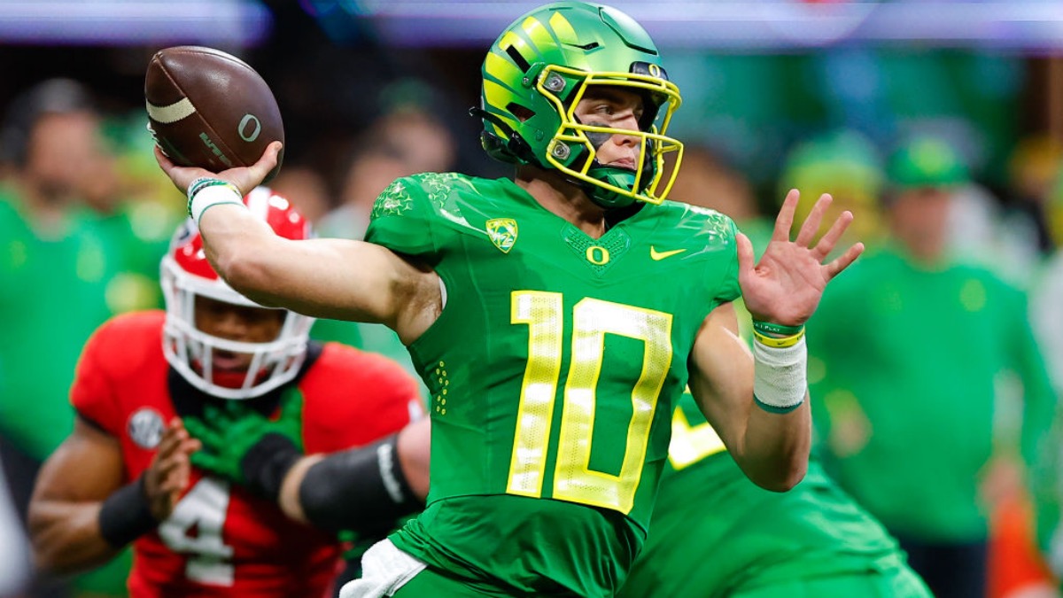 Bo Nix Getting Crushed After Awful First Half For Oregon