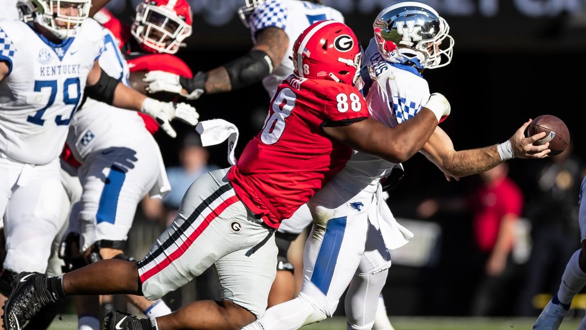 Georgia DT Jalen Carter Launches Huge Oregon OL Into Orbit (Video)