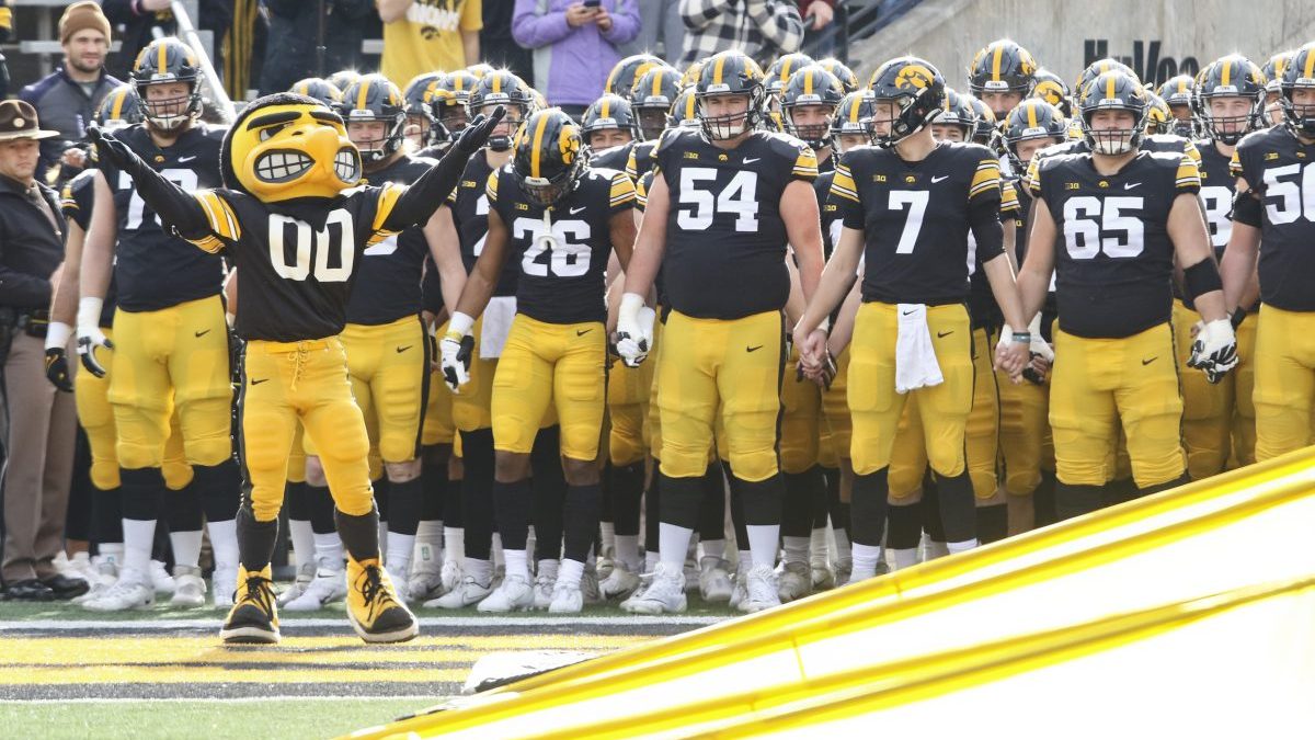 Iowa Hawkeyes Fans Can't Believe Their Offense Is Still This Terrible