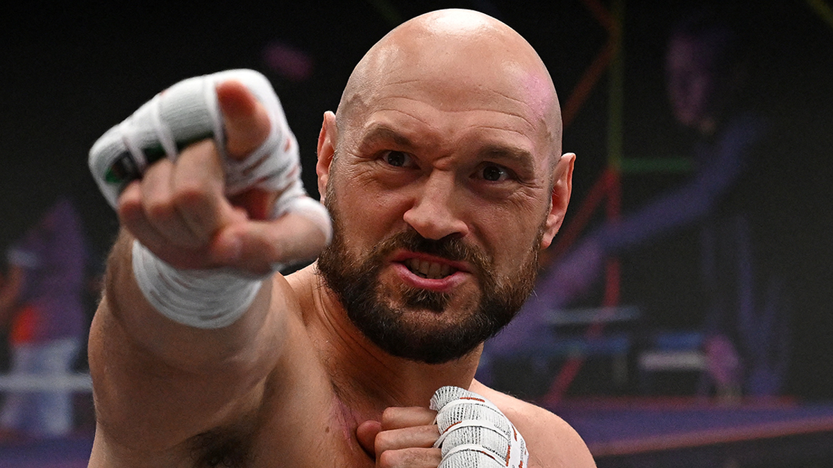 Tyson Fury Nearly Breaks Arcade Punching Machine (Video)