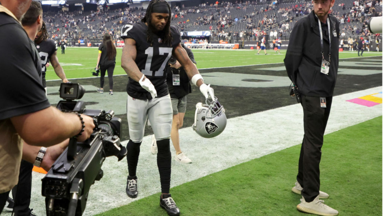 Davante Adams Was Extra Careful To Not Run Into Another Cameraman After ...