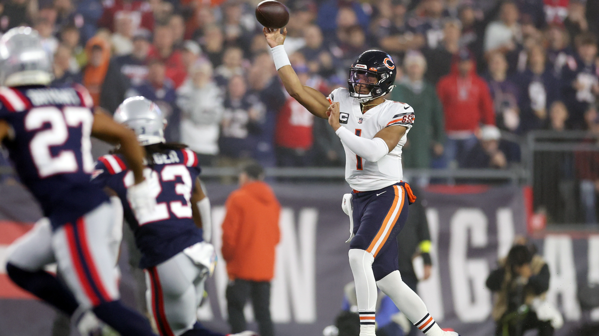 NFL World Reacts To Justin Fields' MNF Performance