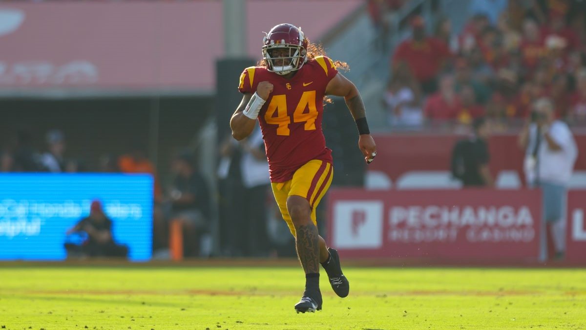 USC Linebacker Is Ultimate Football Guy, Plays Through Gruesome Injury