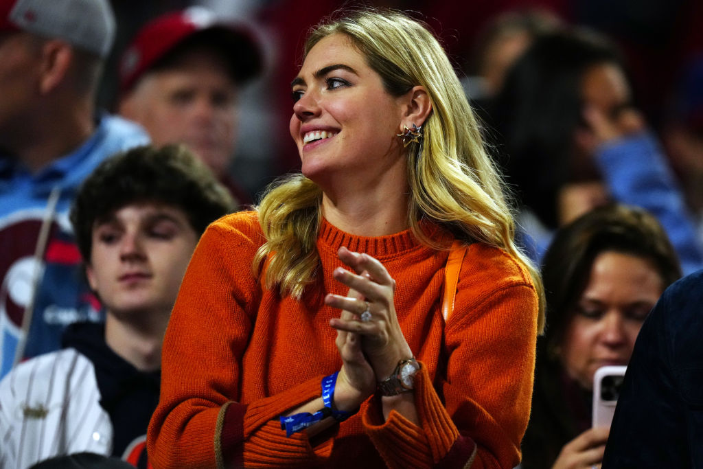 Kate Upton Flips Off Heckling Phillies Fan At World Series Game - BroBible