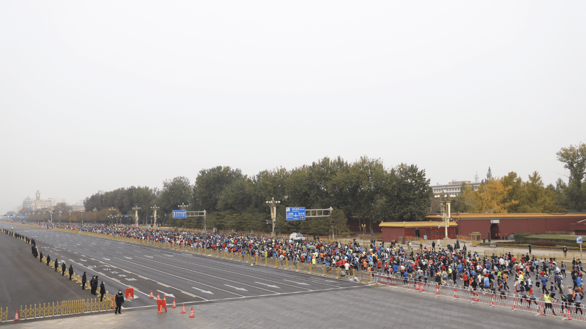 50-Yr-Old Marathon Runner 'Uncle Chen' Chain Smokes While Competing