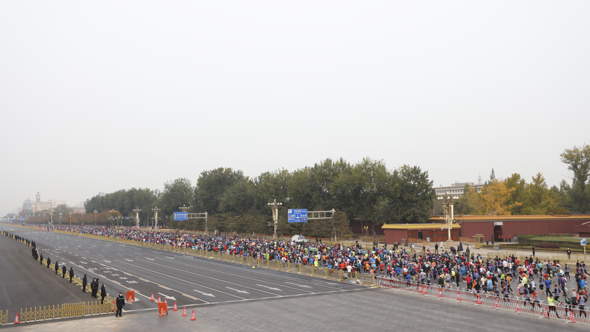 50-Yr-Old Marathon Runner 'Uncle Chen' Chain Smokes While Competing
