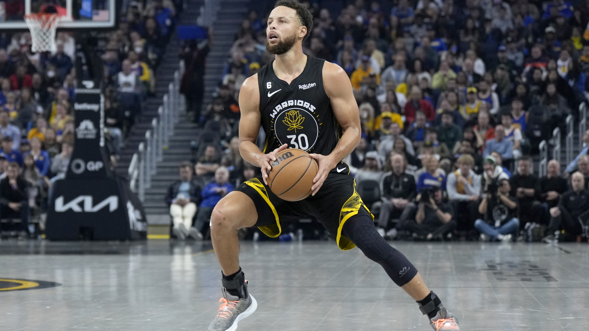 Warriors Fans Complain About Crucial Stephy Curry Travel Call