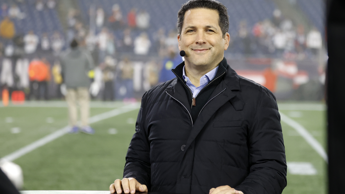 Adam Schefter Trolled After The Worst 'Lambeau Leap' In History