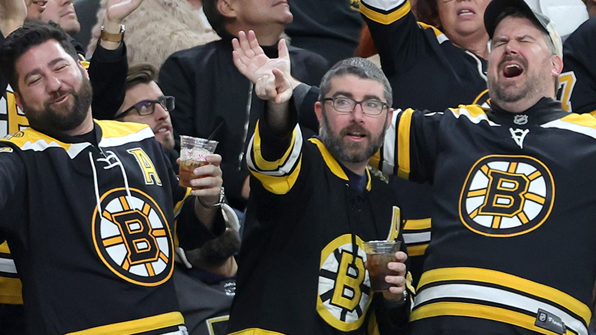 Bruins Fans Chant 'Yankees Suck' At Ducks Arena During Blowout Win