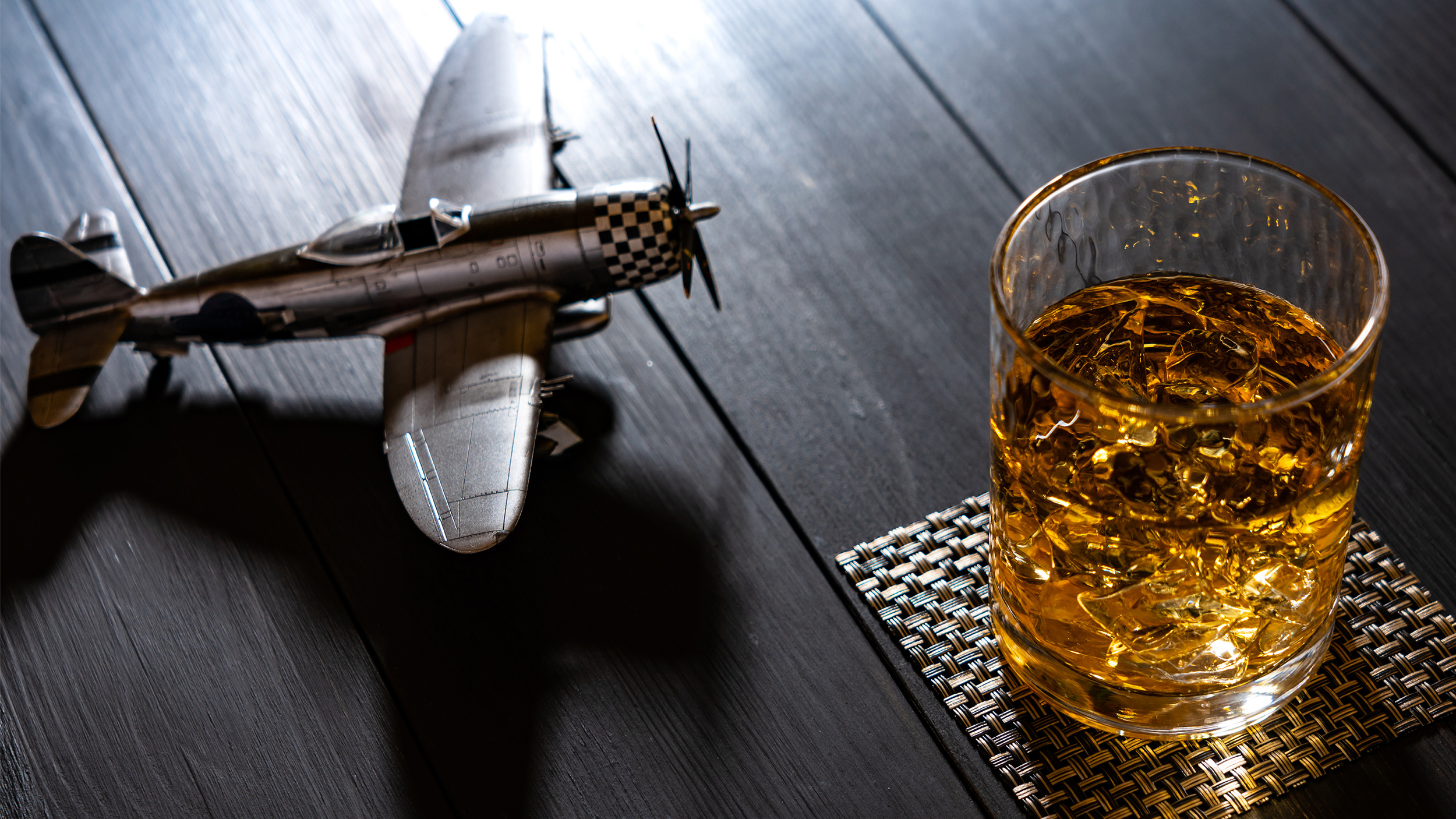 The Right (And Wrong Way) To Drink Whiskey On An Airplane