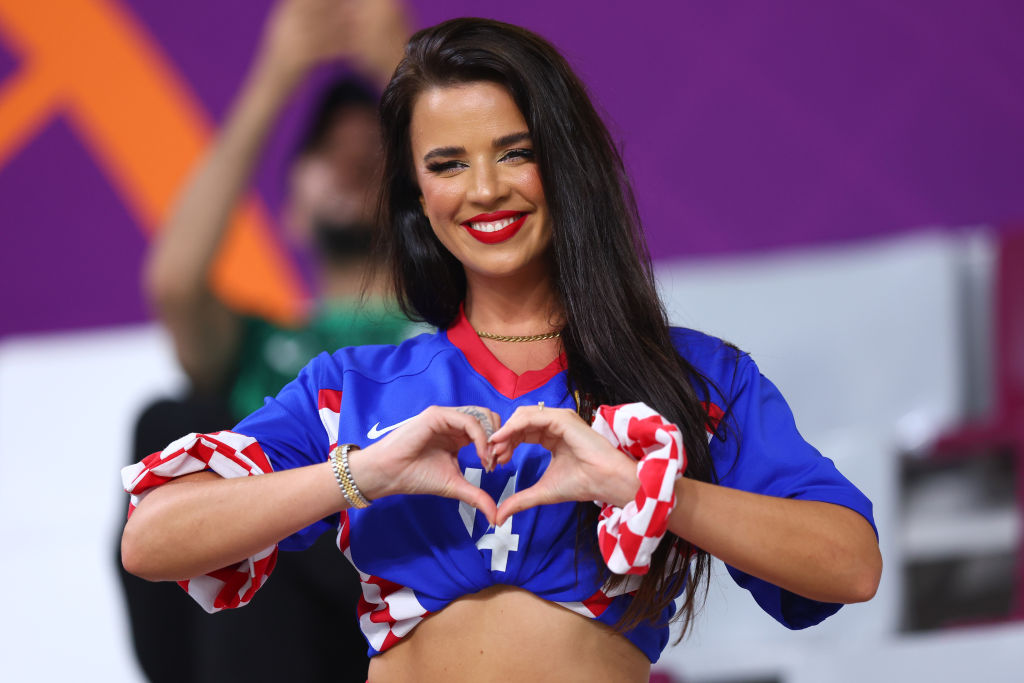 'Miss Croatia' Ivana Knoll Stuns While Sitting Ringside At Floyd ...