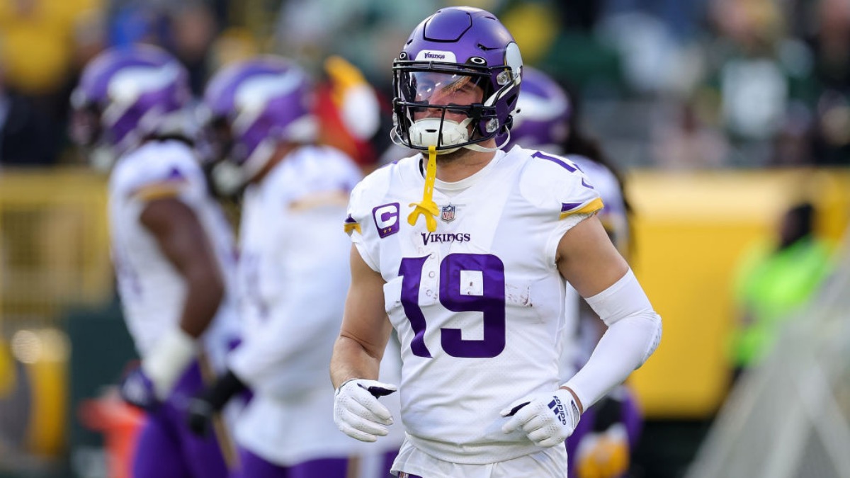 Minnesota Vikings Star Pokes Fun At Aaron Rodgers' Darkness Retreat