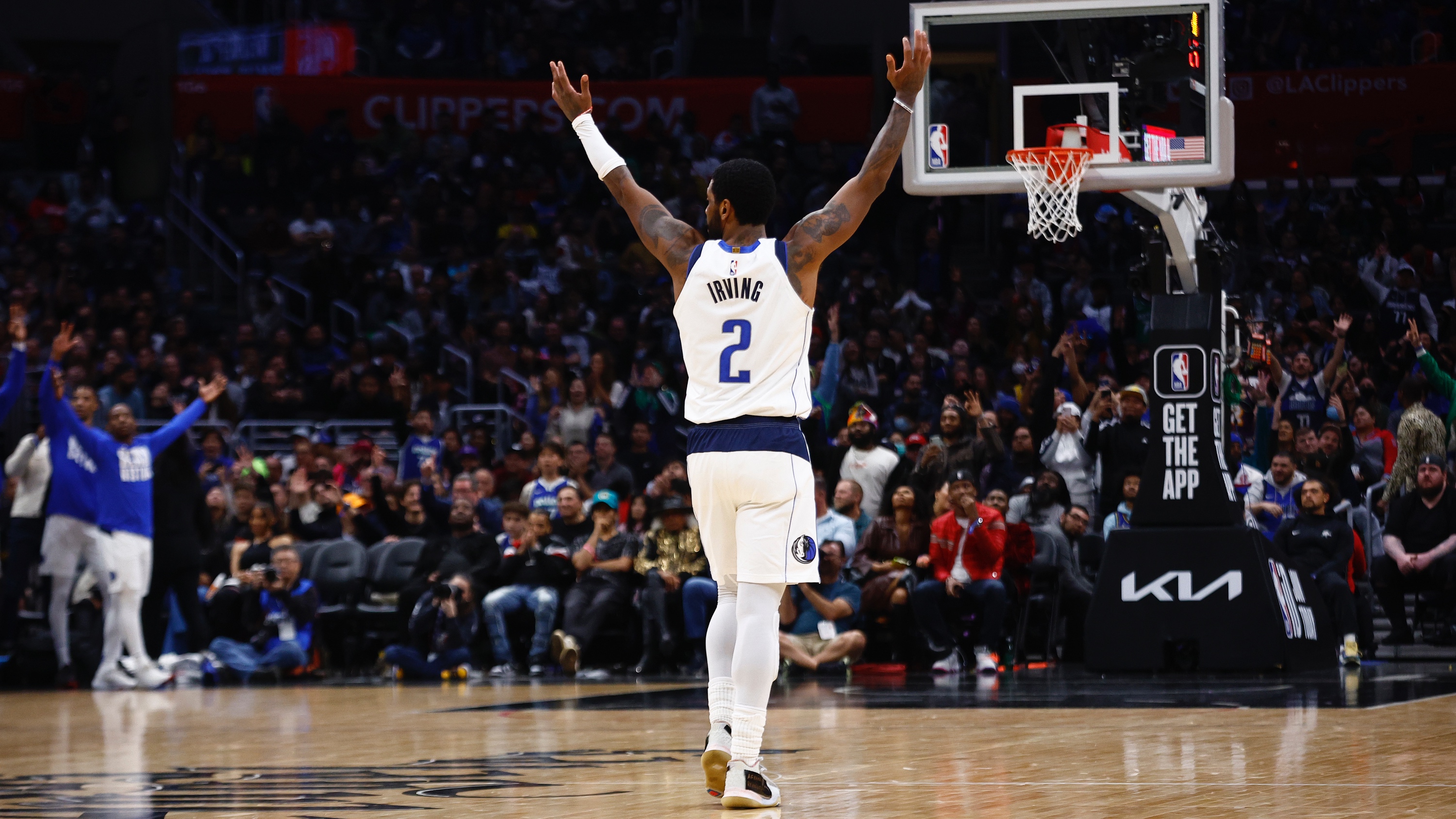 Kyrie Irving Gives Floyd 'Money' Mayweather His Mavericks Jersey