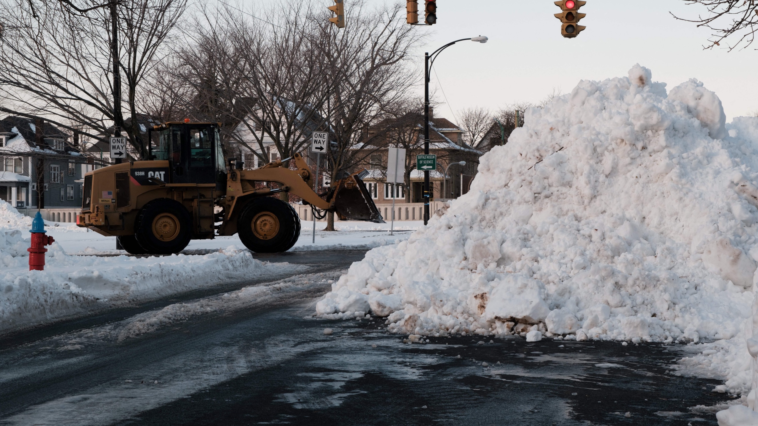 Heavy Lake Erie Storm Turns Nearby Cars Into Thick Ice Cubes