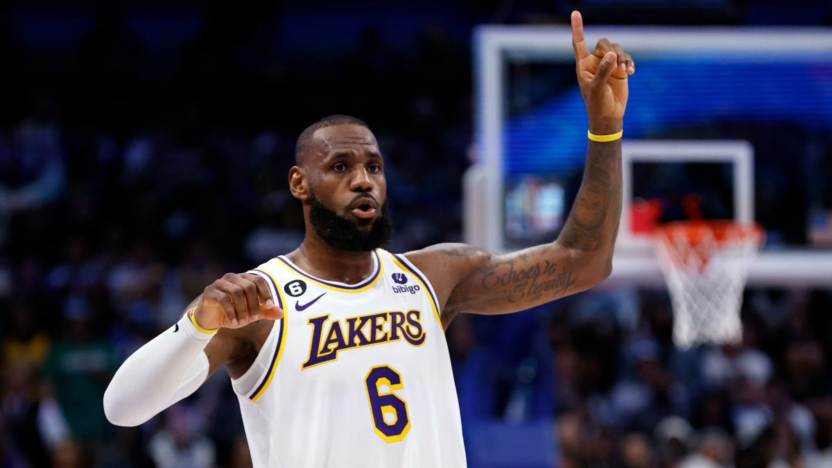 Lakers Gift LeBron A Gold Chain After Breaking All-Time Scoring Record